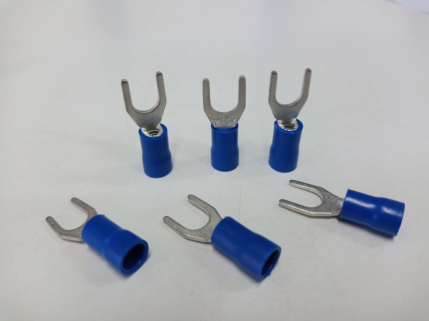 หางปลาแฉกหุ้ม YF2.5-3S TLUG ใช้กับสาย 2.5sq.mm (100 ชิ้น/ห่อ) หางปลาก้ามปู หางปลาตัว y ...